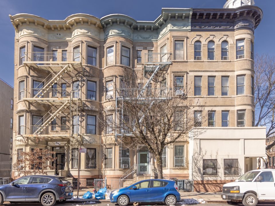 8-Unit Building - Maltz Auctions